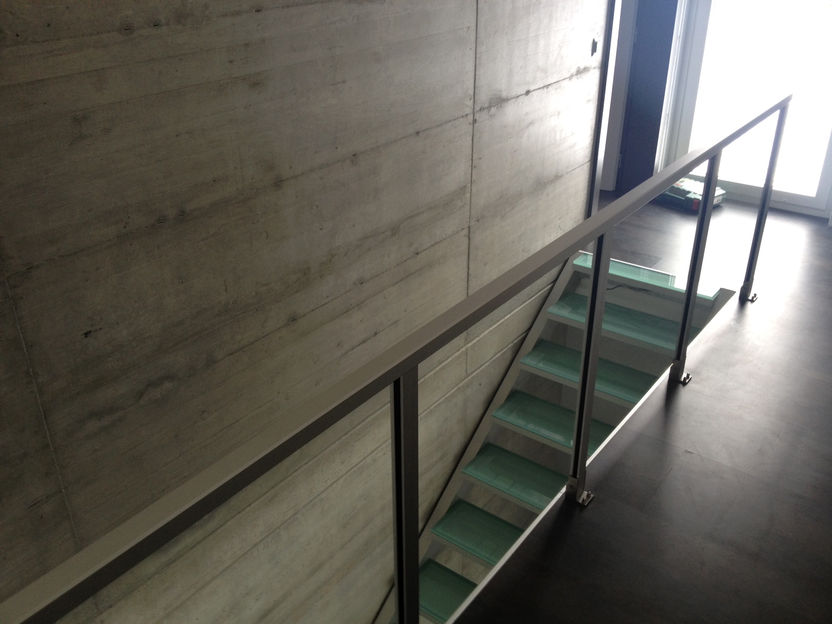 Glazen Trap achter een Glazen Wand - Graah aluminium designtrappen