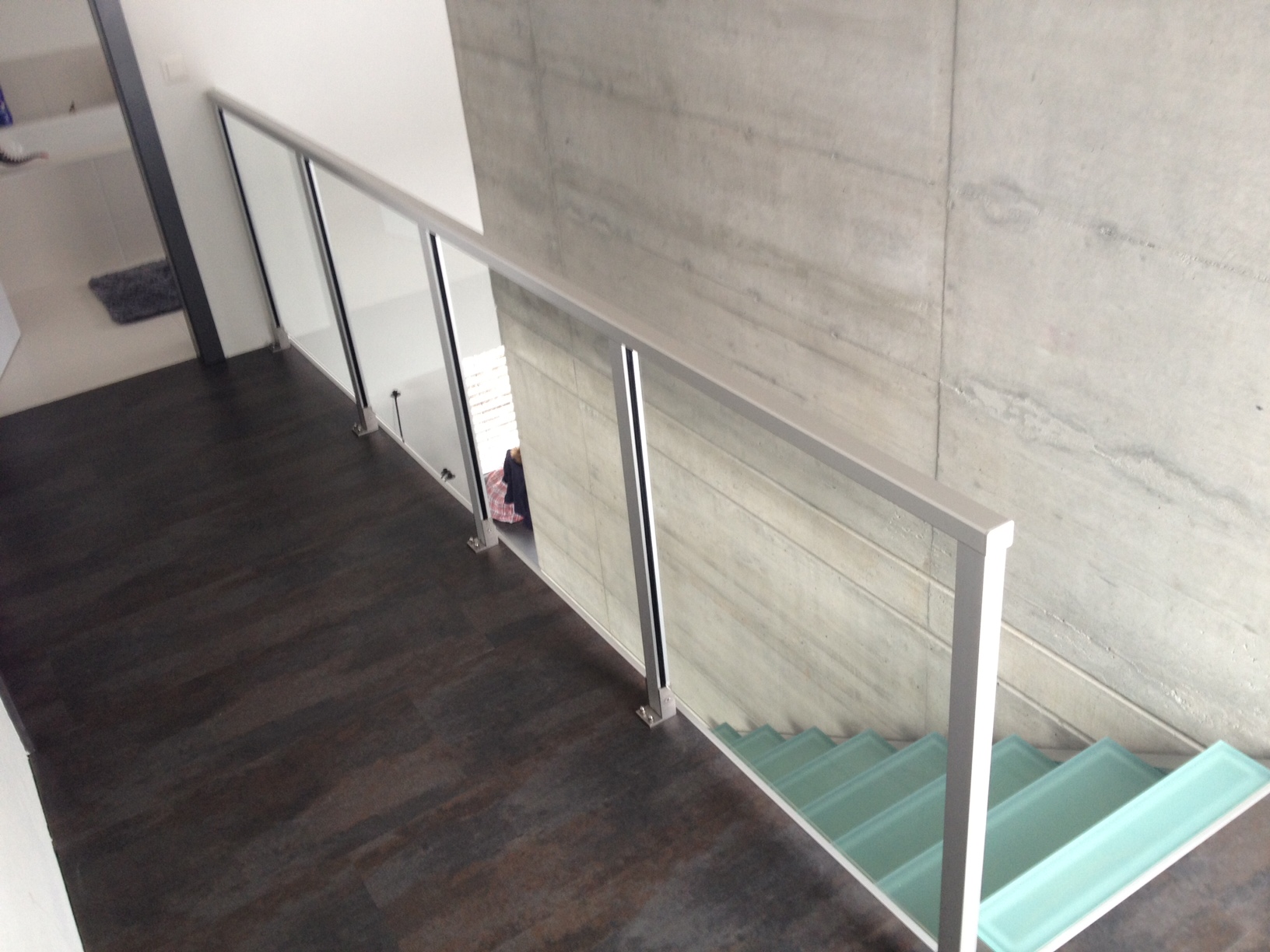 Glazen Trap achter een Glazen Wand - Graah aluminium designtrappen