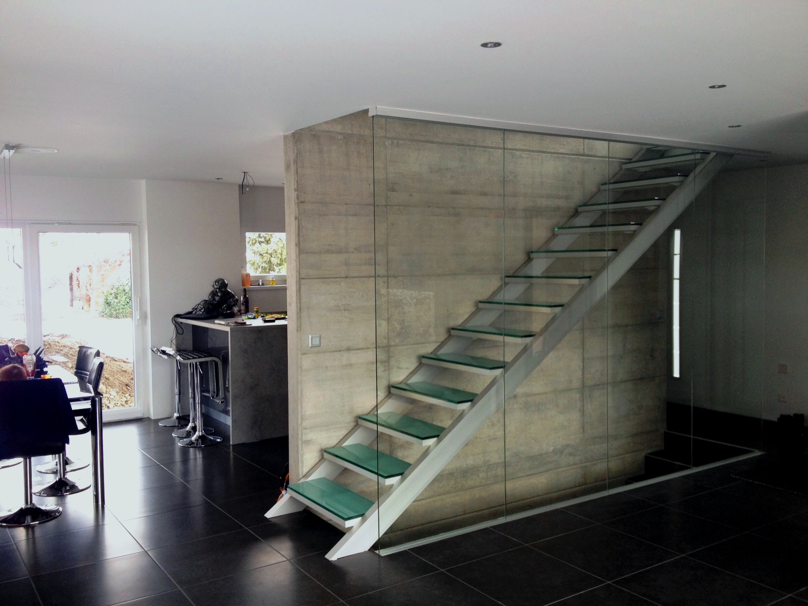 Glazen Trap achter een Glazen Wand - Graah aluminium designtrappen