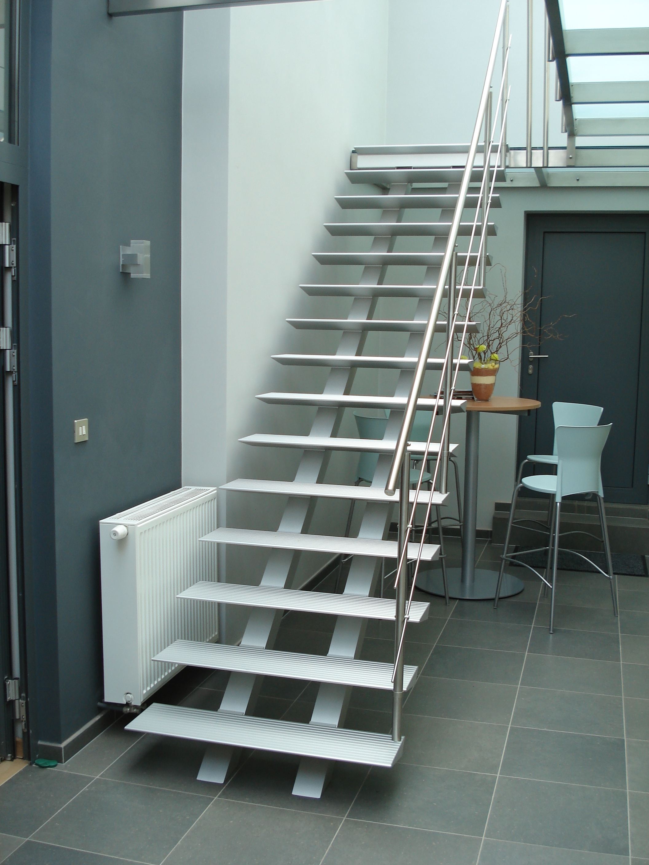 Modern stair Triangle at Fidevan | www.graah.be