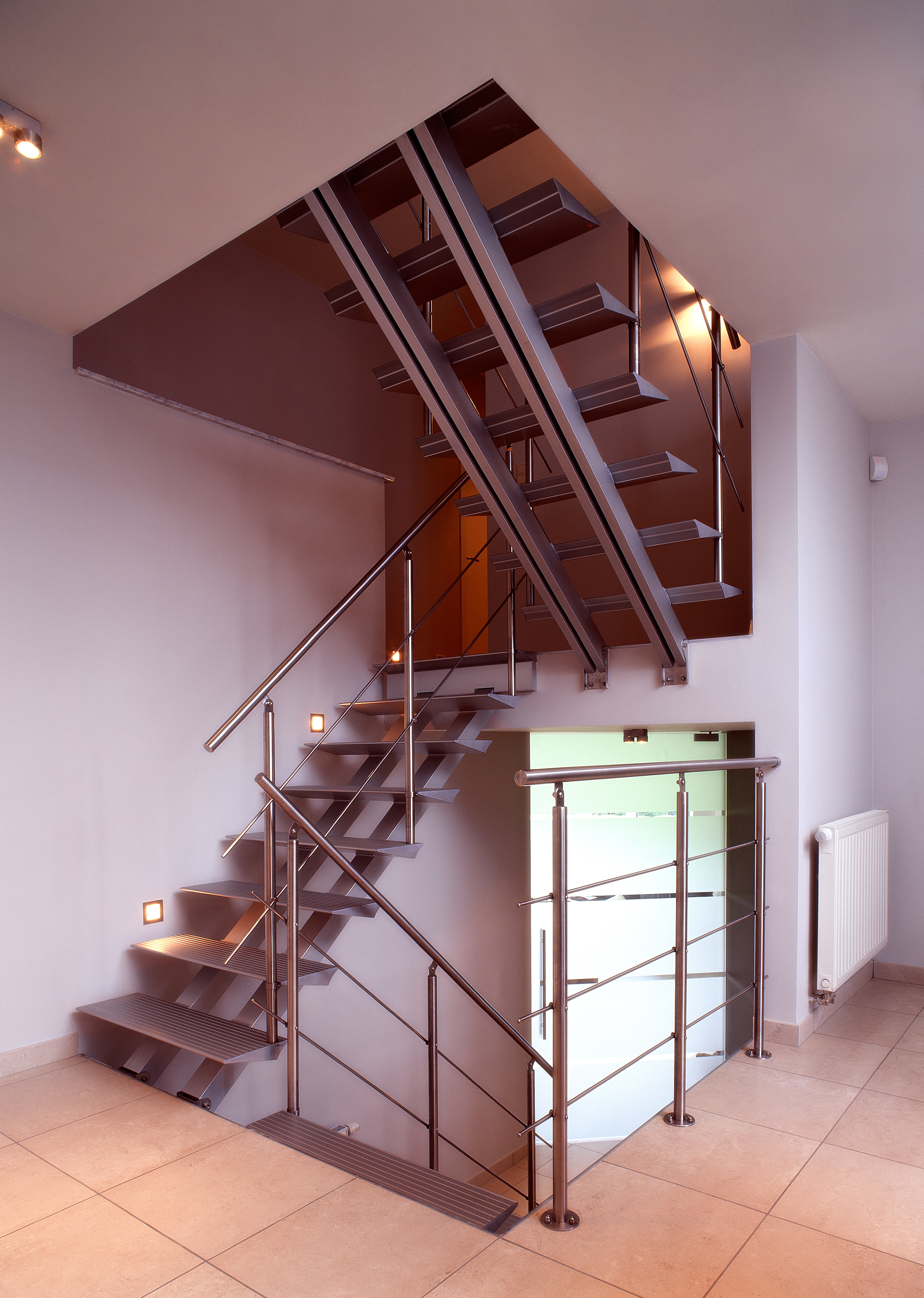 Trap Triangle tegen het verdiep - Graah aluminium designtrappen