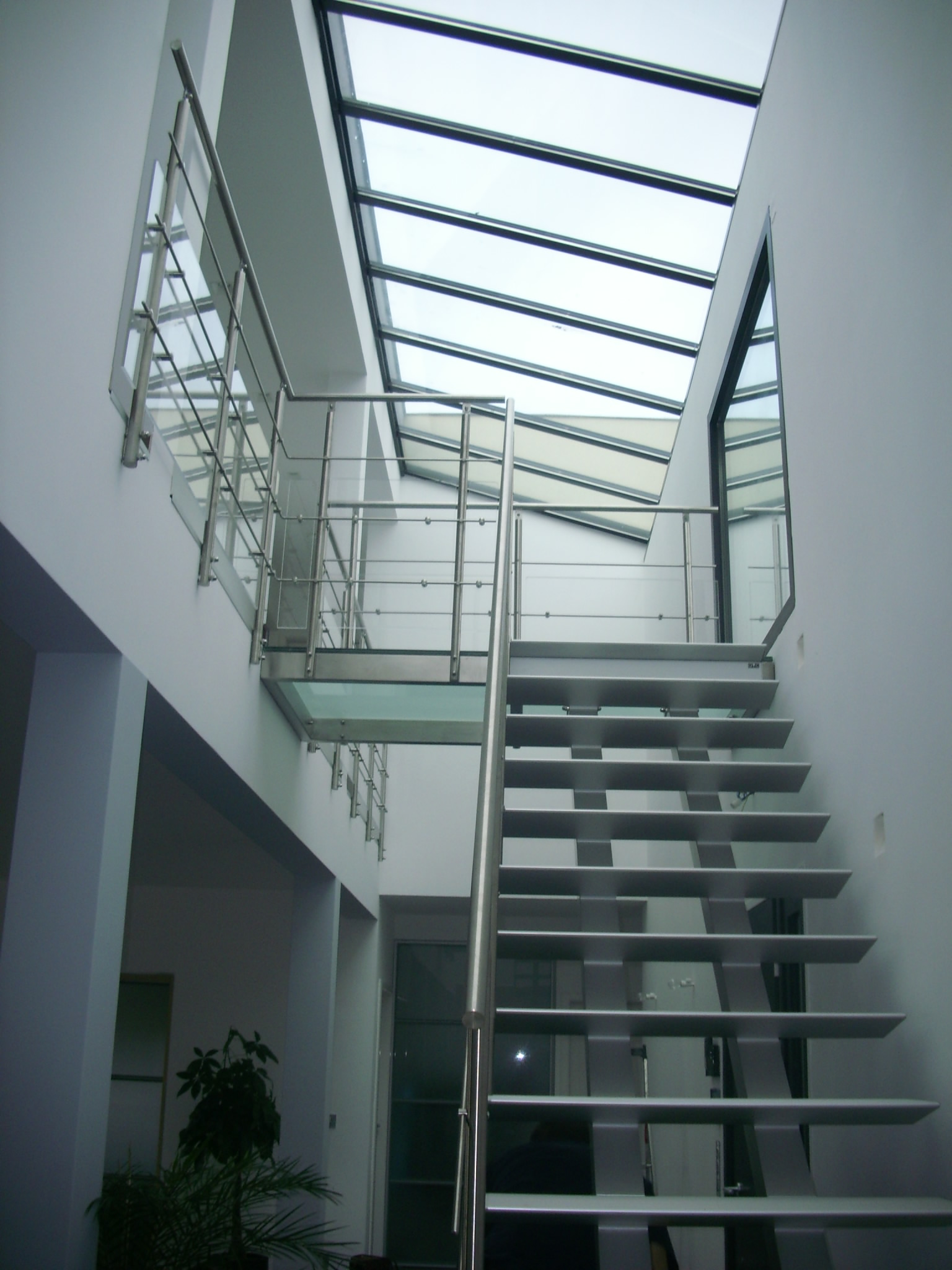 Modern stair Triangle at Hirson | www.graah.be