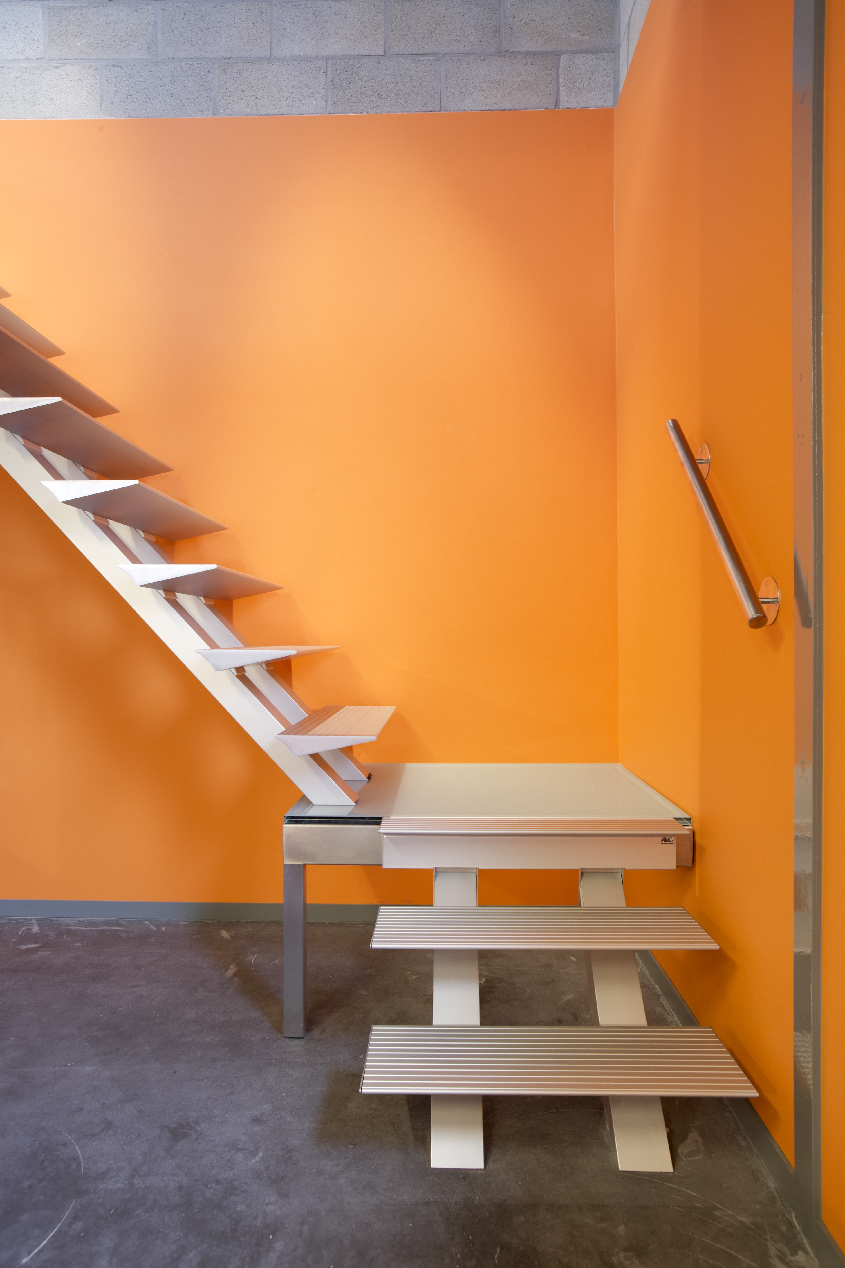 Modern stair Triangle dans l'entreprise IFIM | www.graah.be