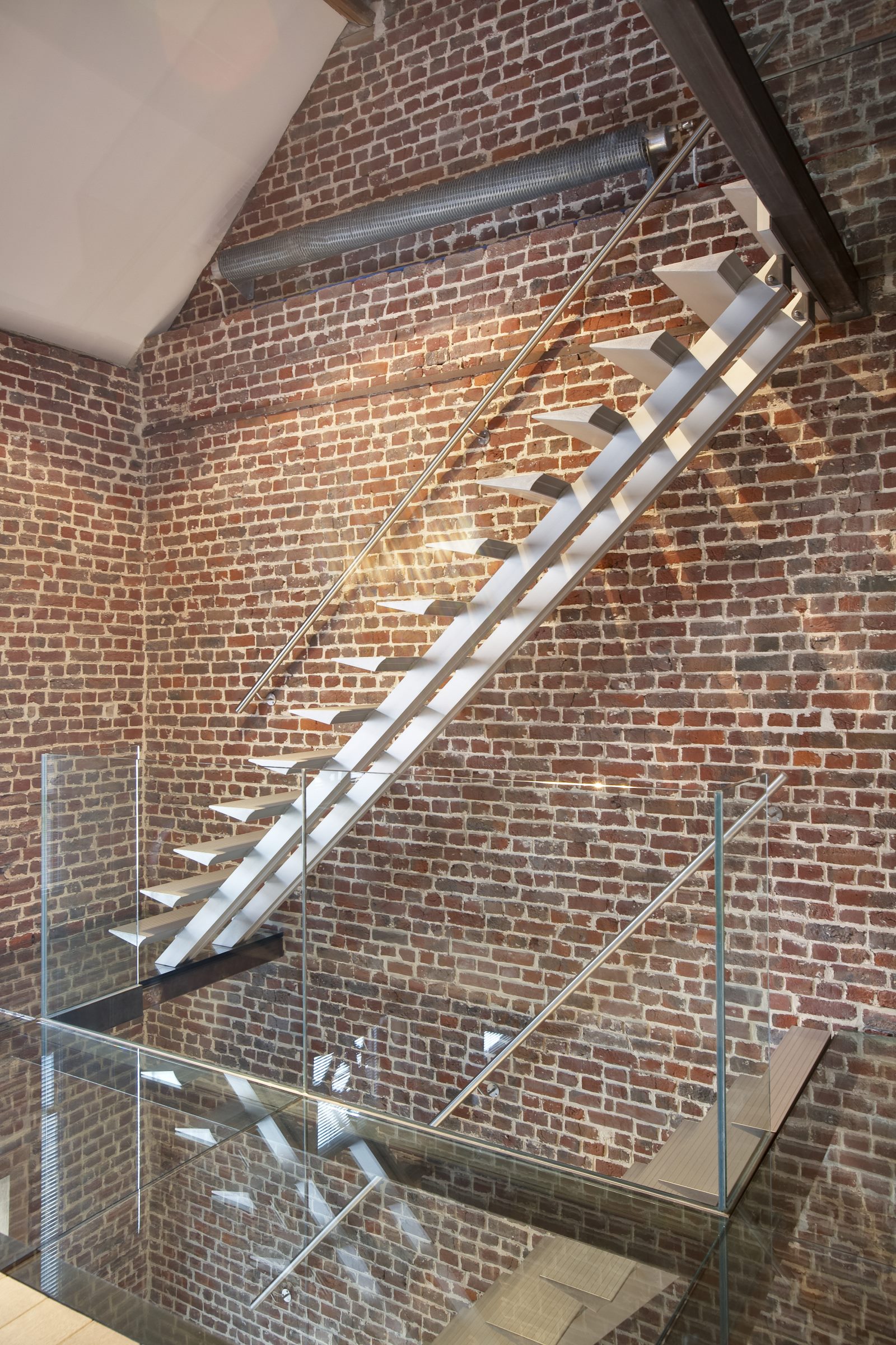 Modern stair Triangle at Malfait | www.graah.be