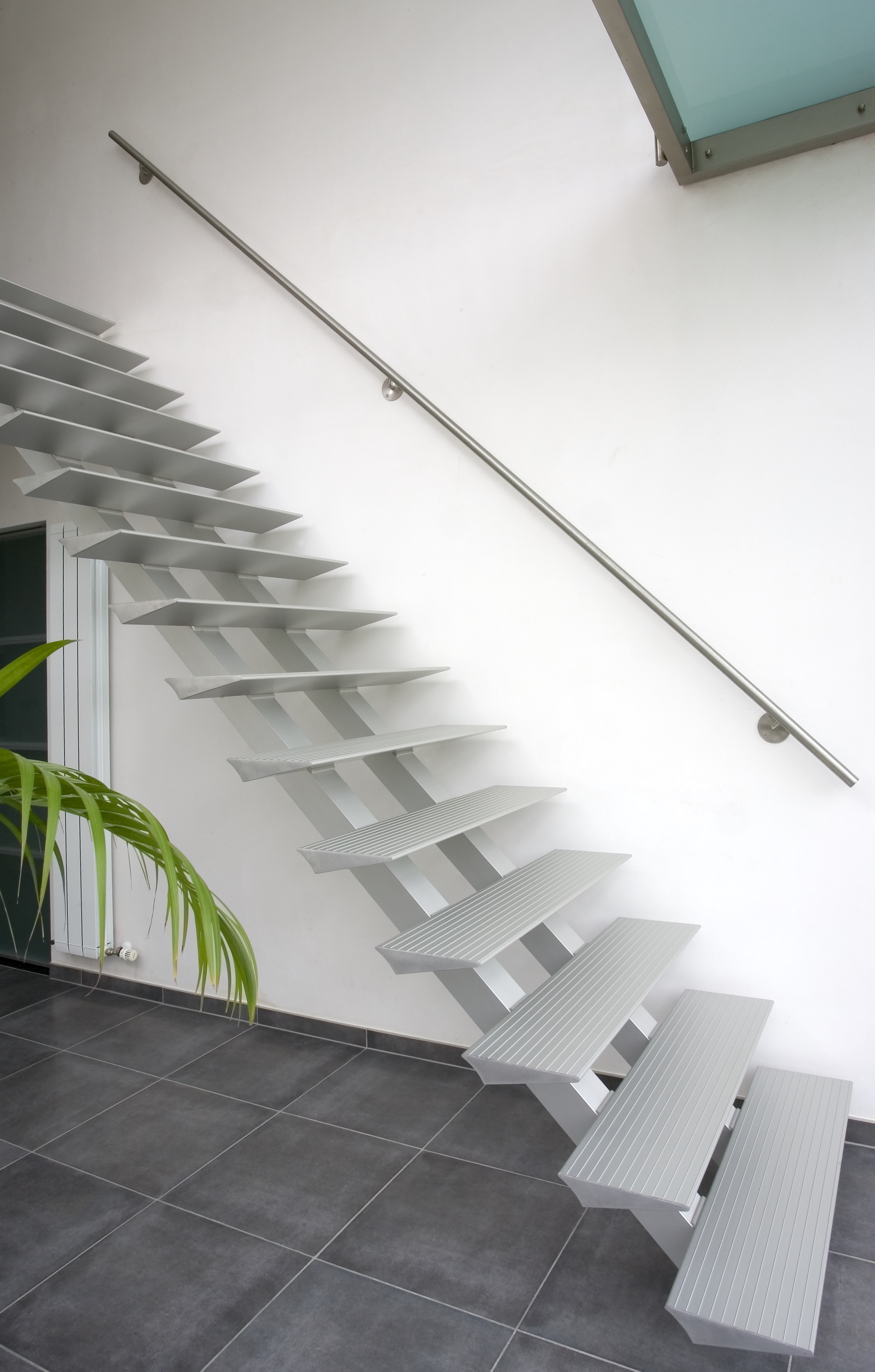 Trap Triangle in een moderne villa - Graah aluminium designtrappen