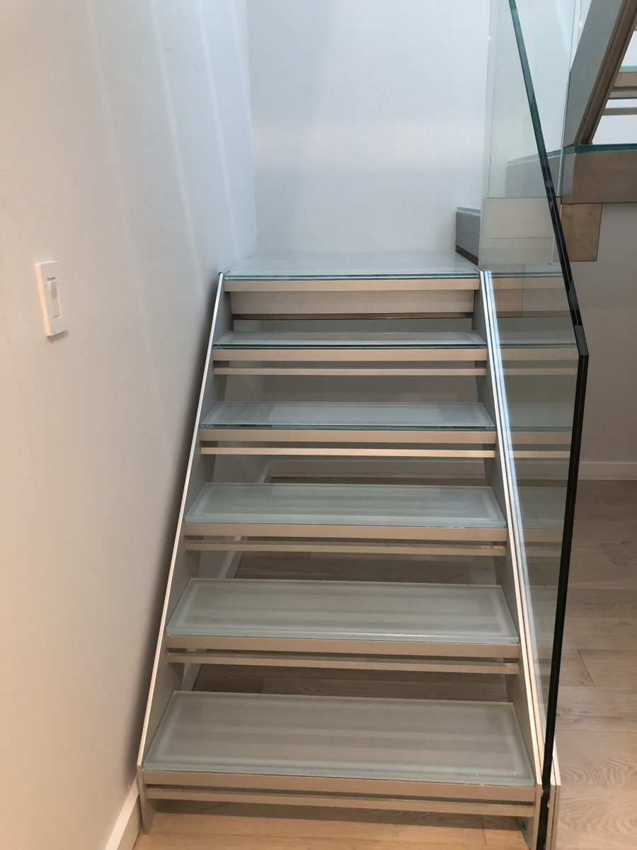 Glazen trap met glazen balustrades - Graah aluminium designtrappen