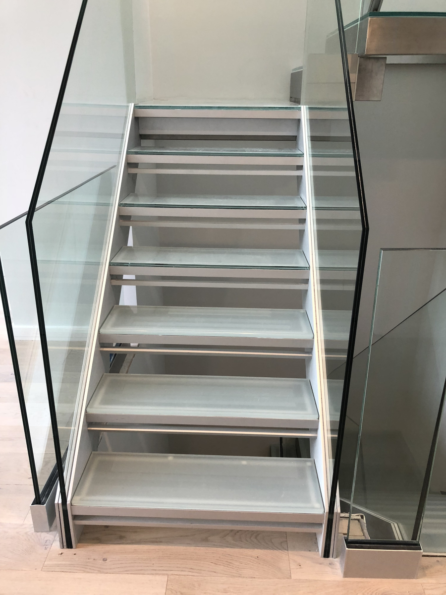 Glazen trap met glazen balustrades - Graah aluminium designtrappen
