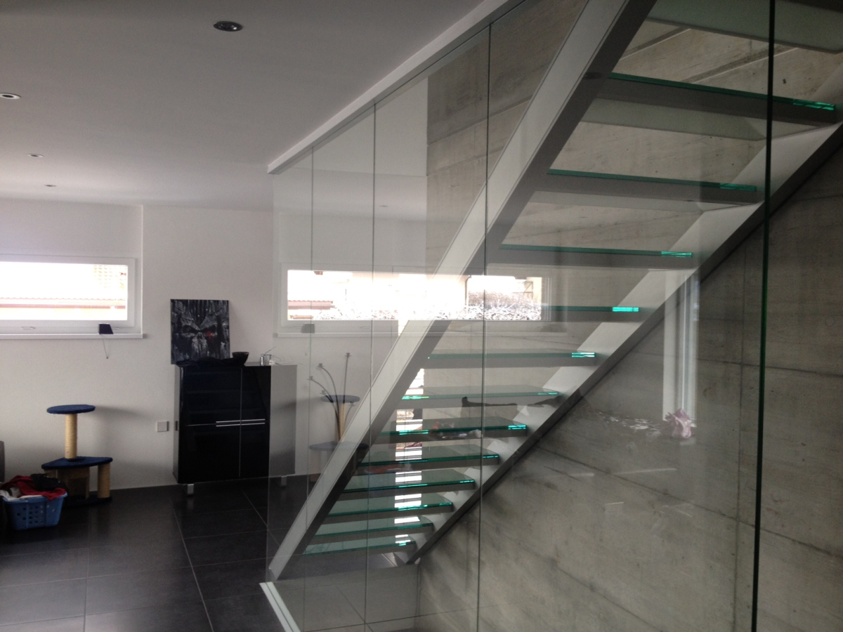 Glazen Trap achter een Glazen Wand - Graah aluminium designtrappen