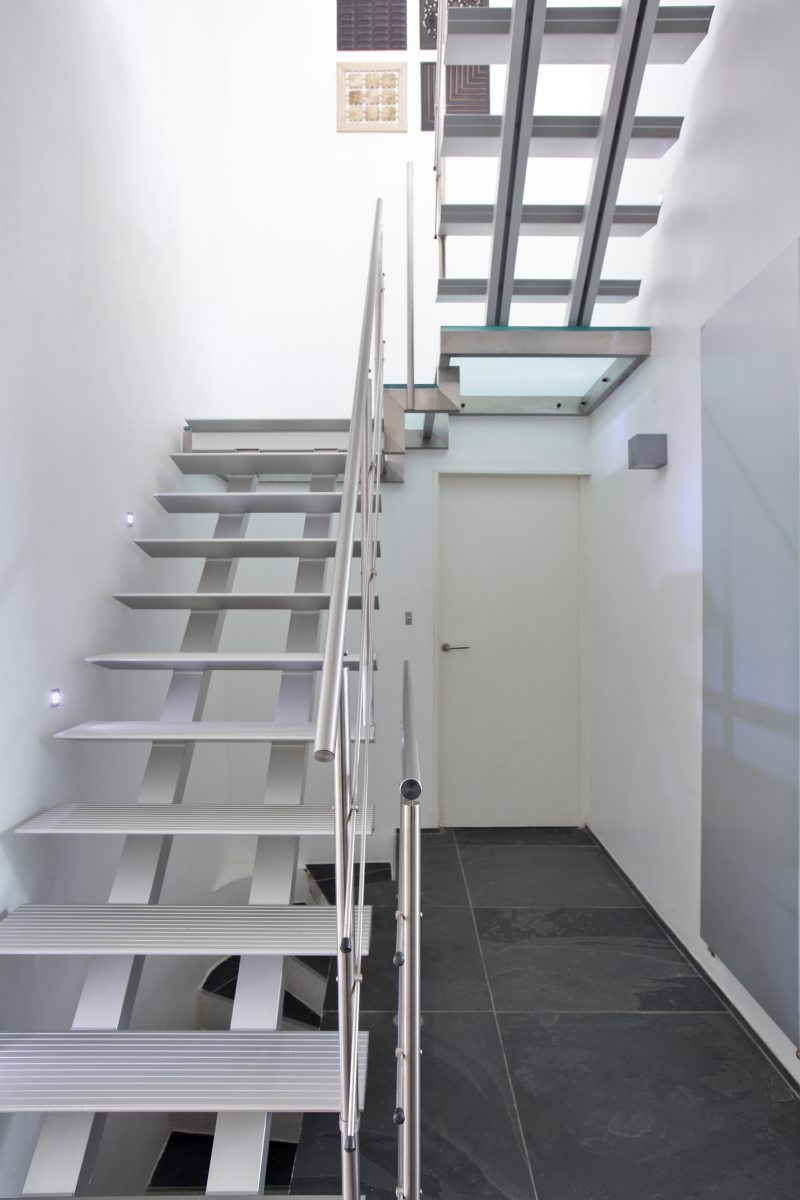 Modern stair Triangle at Chairat | www.graah.be