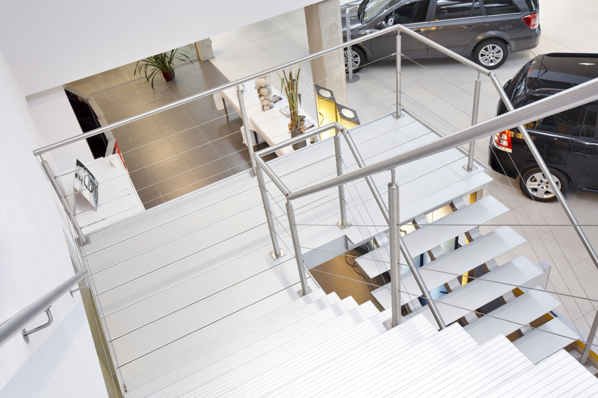 Brede trap in een autogarage - Graah aluminium designtrappen