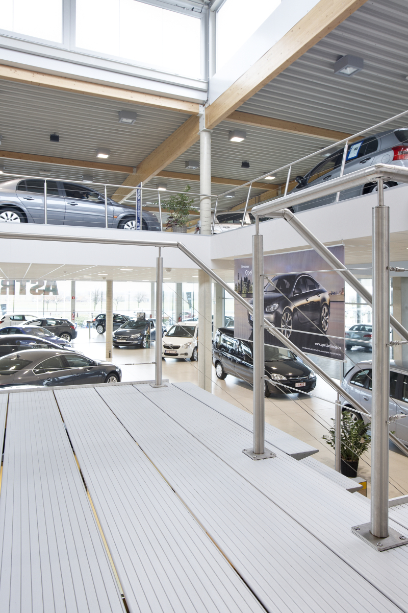 Brede trap in een autogarage - Graah aluminium designtrappen