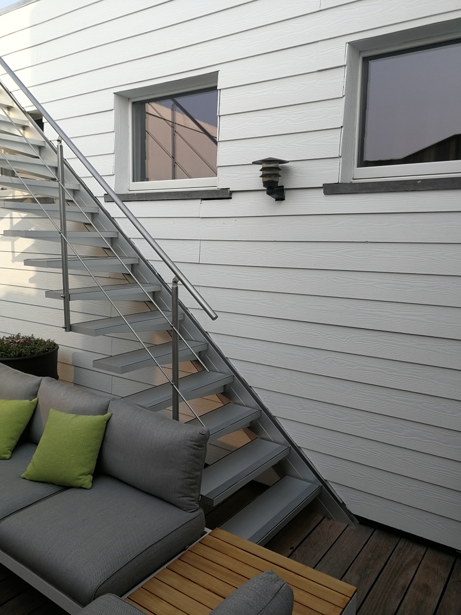 Floating outdoor staircase Solitaire | www.graah.be