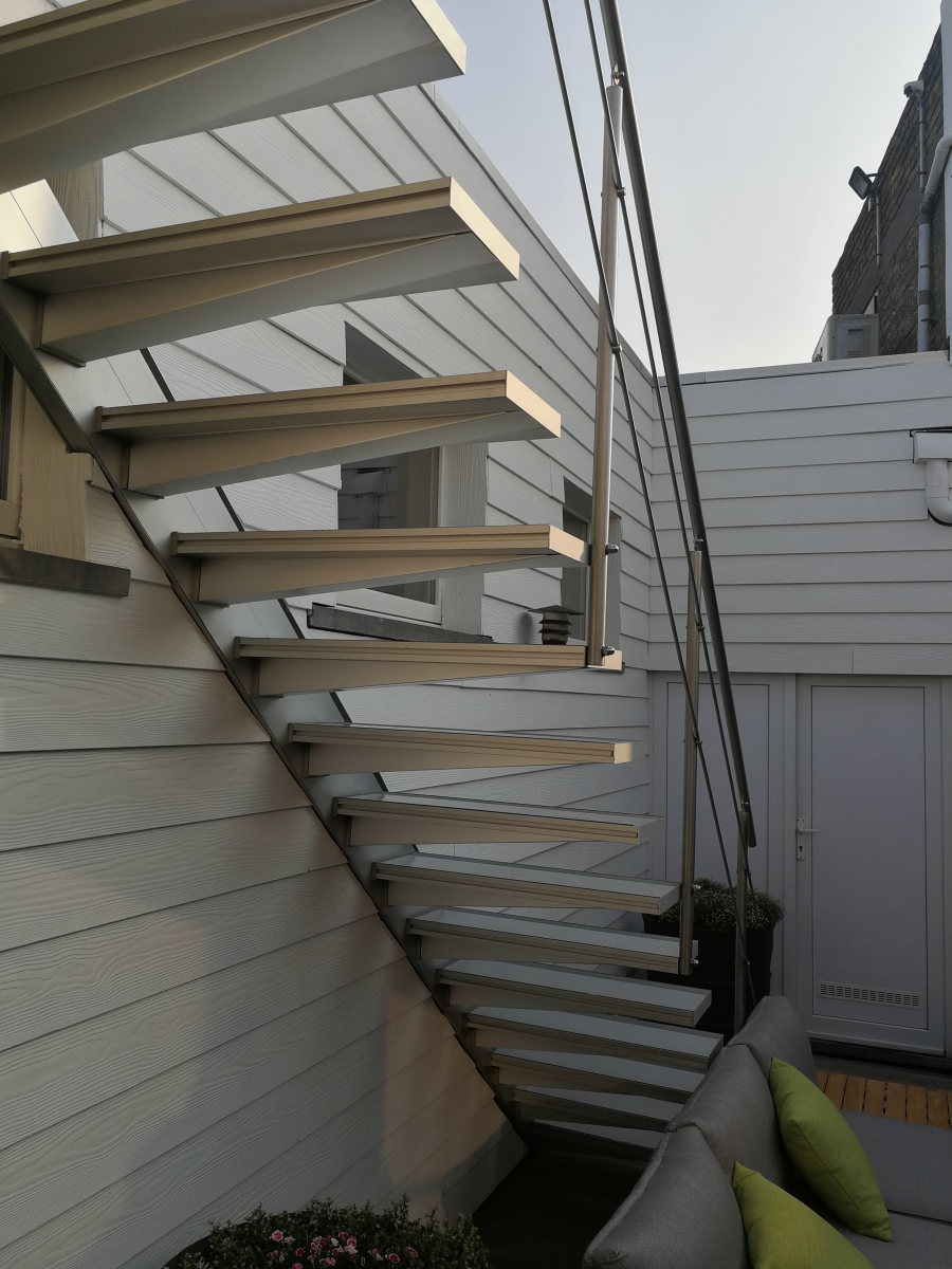 Floating outdoor staircase Solitaire | www.graah.be