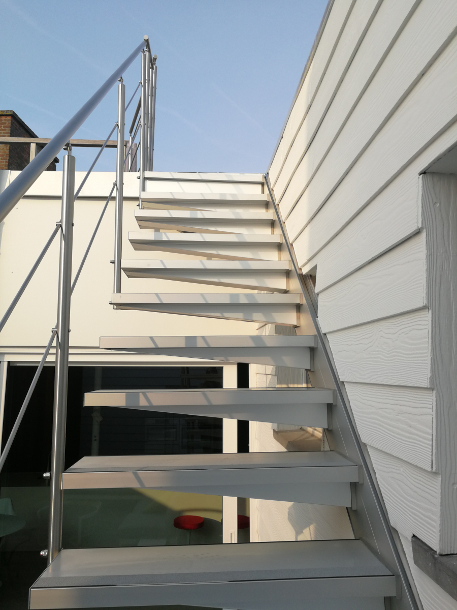 Floating outdoor staircase Solitaire | www.graah.be
