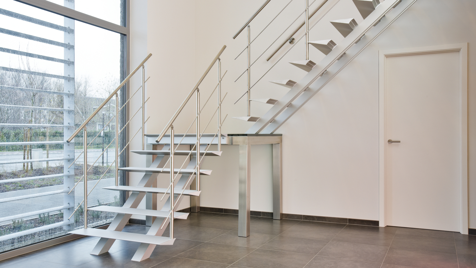 Modern stair Triangle in the company Breydel | www.graah.be