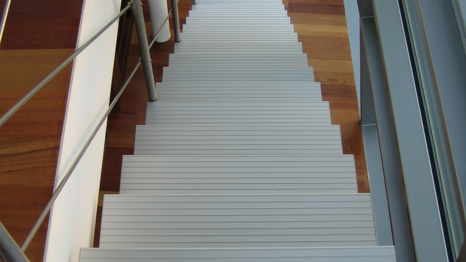 Modern stair Triangle in a duplex | www.graah.be