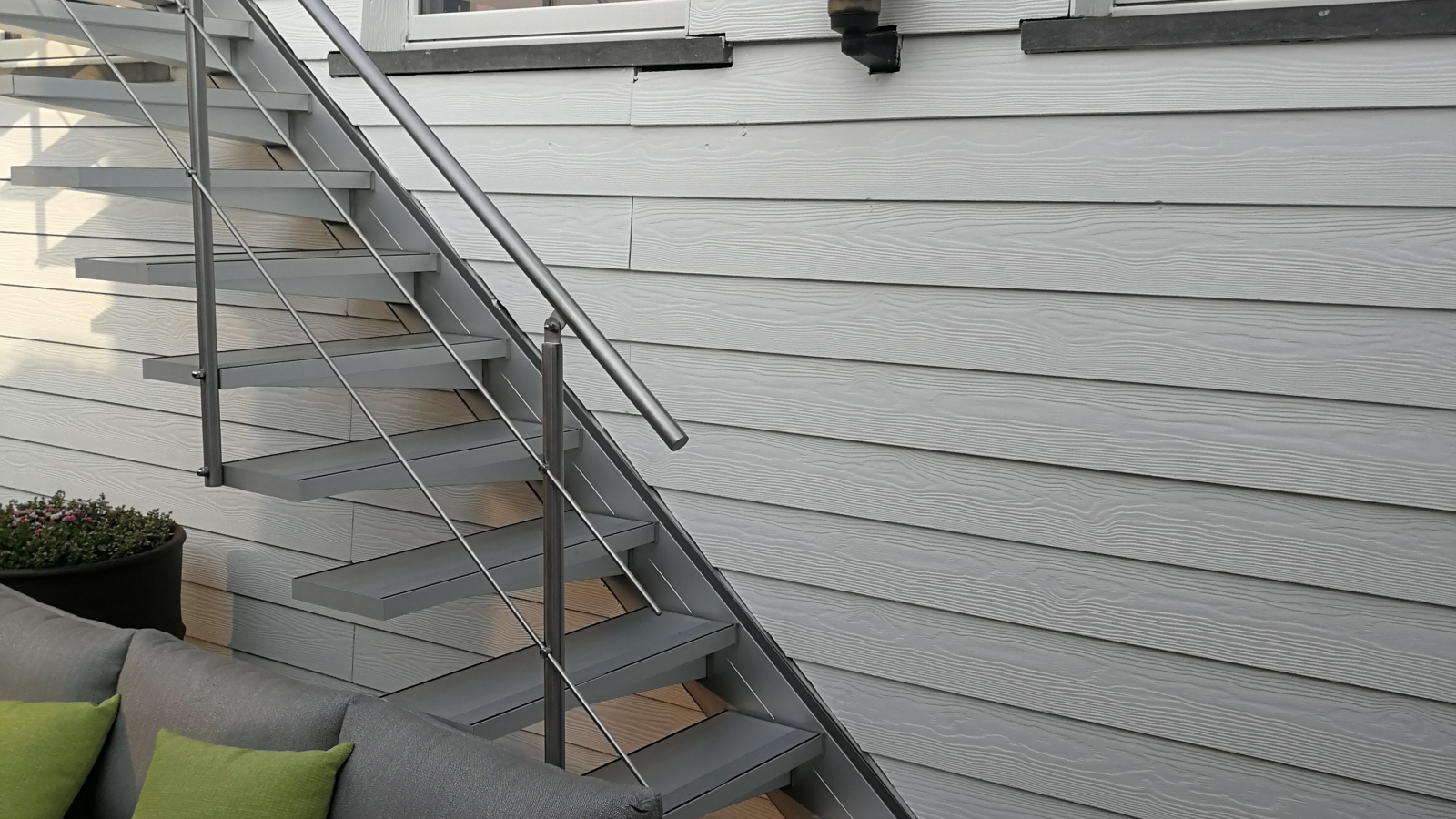 Floating outdoor staircase Solitaire | www.graah.be