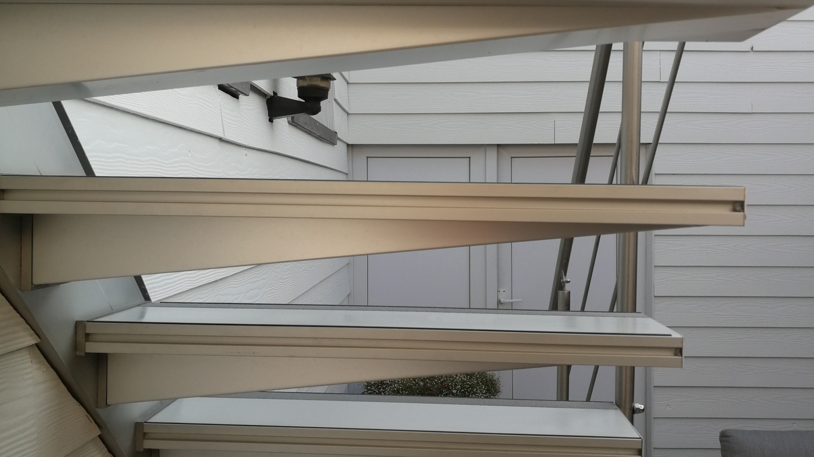 Floating outdoor staircase Solitaire | www.graah.be