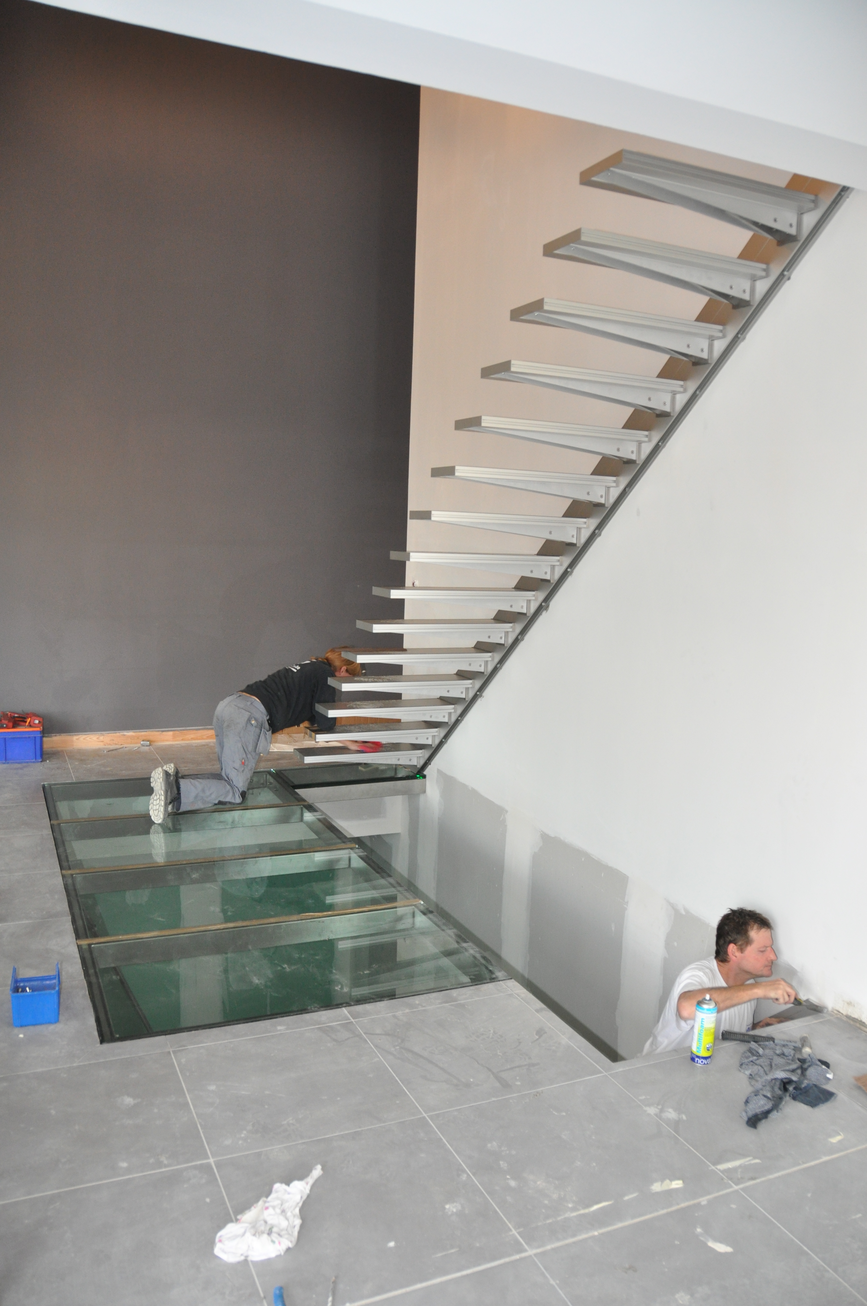 2 zwevende trappen boven elkaar - Graah aluminium designtrappen