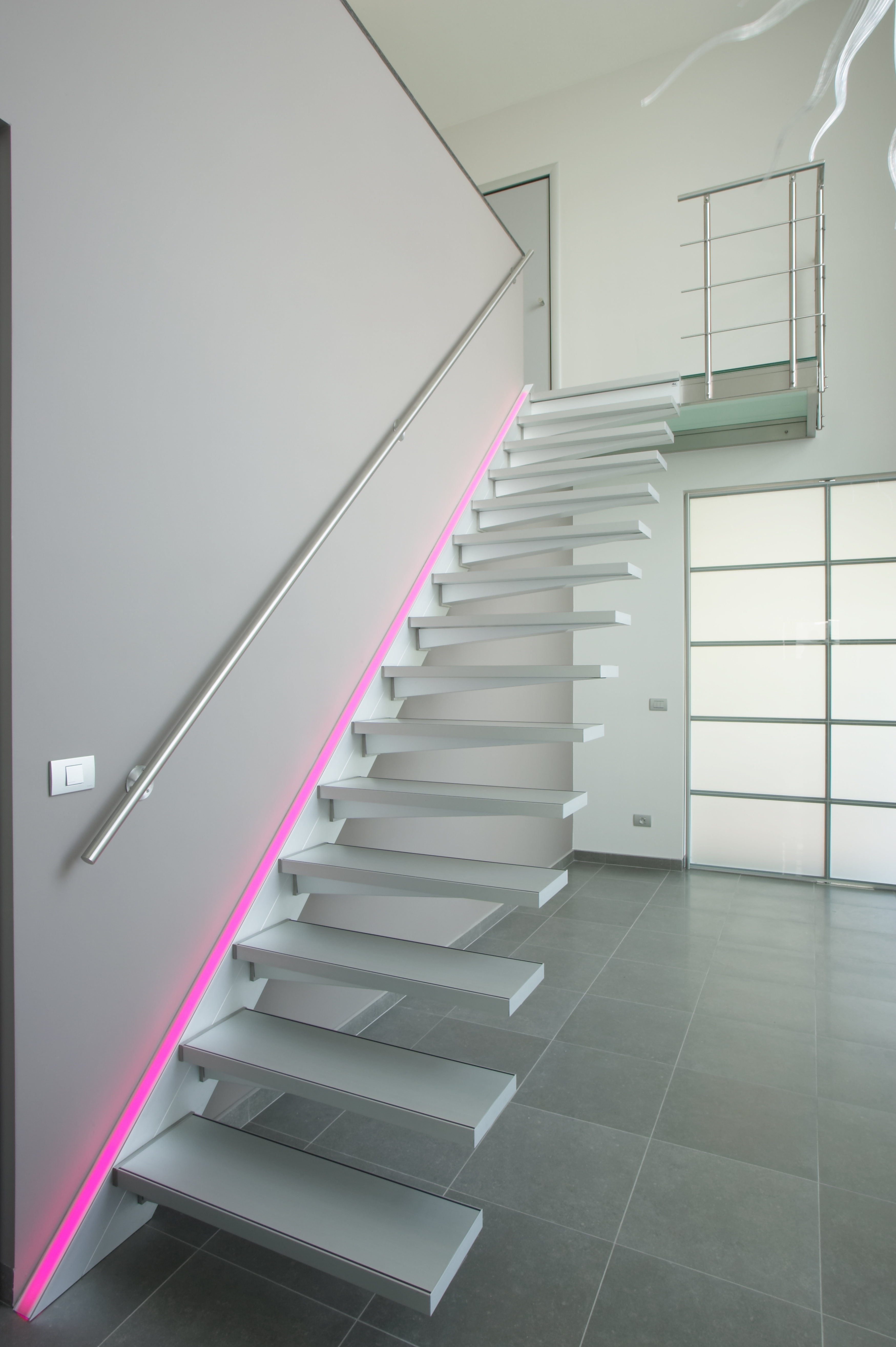 Zwevende trap met RGB verlichting - Graah aluminium designtrappen